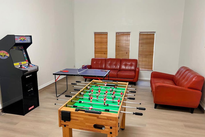 Casa Aaron, Large Pool, Game Room, Spacious Backyard With Palm Trees, 3 Bedrooms - Reynosa