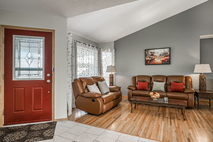 Entire Large House! 8 Bedrooms & 4baths! Close To Airport! - Calgary