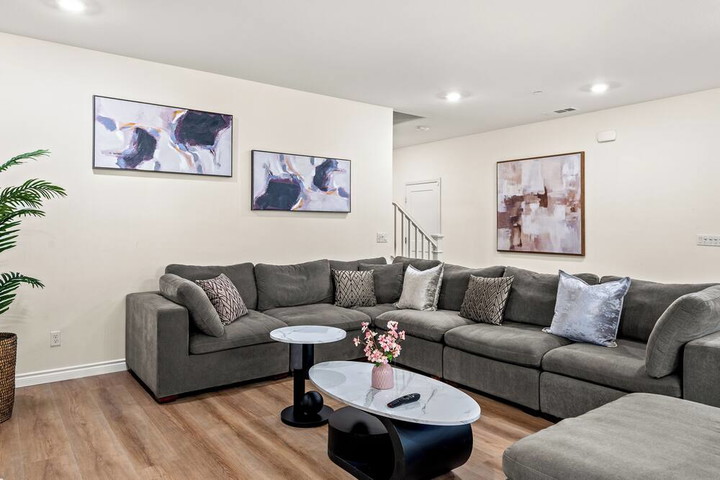 Spacious 5-bedroom Villa In Excellent Ontario With Ac Near Airport 9 Beds - Jurupa Valley, CA