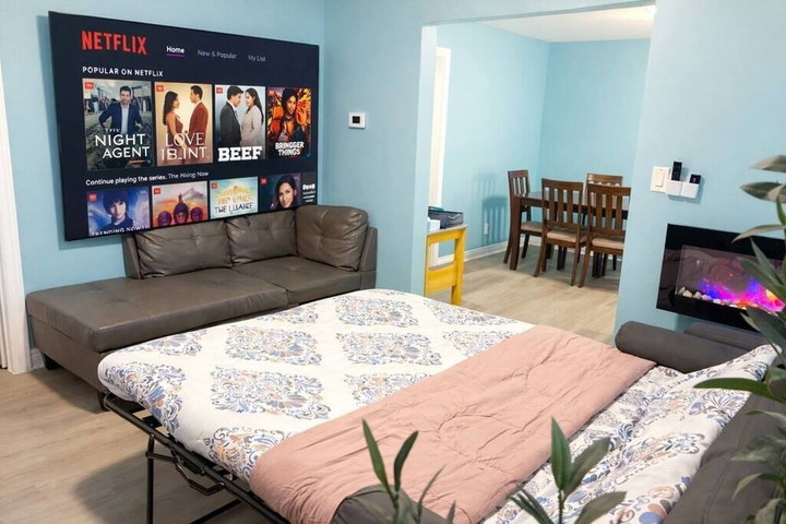 Hot Tub Retreat Near Downtown & Casino | Sleeps 8 | Cozy Luxury Stay For Family - Windsor, ON, Canada