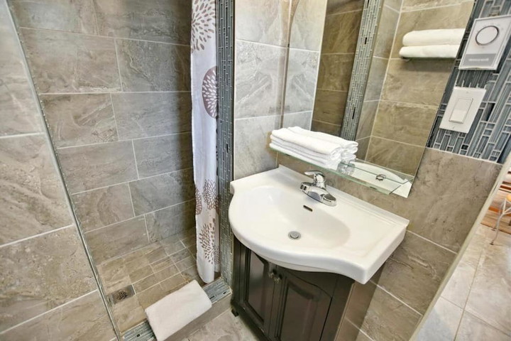 Unit 2  2br Beach Suite  5-min Walk To Beach  Kitchen  Bbq  Parking - Wasaga Beach