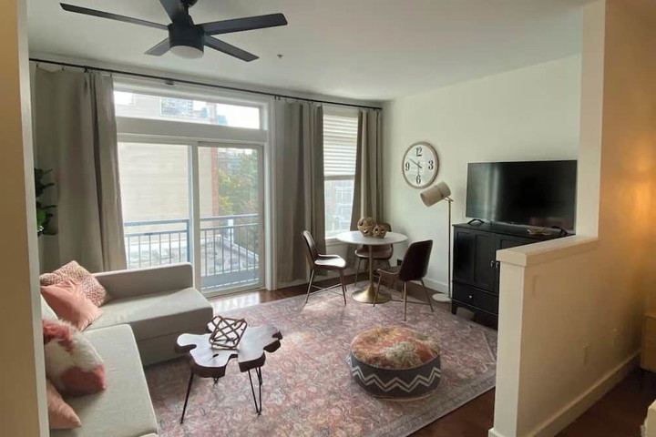 Cozy 1 Br Condo In Seattle- Belltown Area- With Free Parking, Gym, Pool, Hot Tub - Kirkland, WA