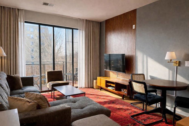 Walker`s Point Designer 2br · Prime Location With Balcony And Gym · Sleeps 6 - Milwaukee