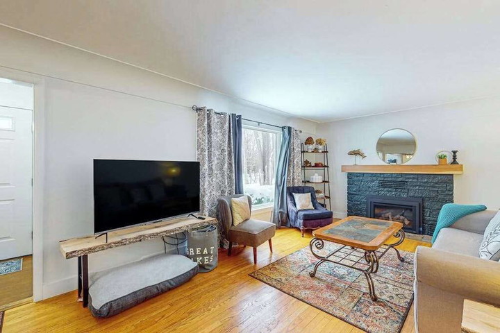 Cozy Home Located Near Lakes & Trails, Large Backyard, Ev Charger & Wifi - Leland, MI