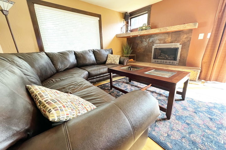Ideal Downtown Location With A Hot Tub! It's Perfect For Families + Friends - Min Away From Sites! - Hill City, SD