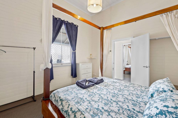 4-bed Qlder: Deck+tv, 100m To Water Park & Caneland, 3 Car Parks. Sleeps 11 - Mackay