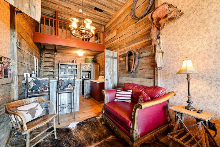 Western-themed Decatur Studio On Main Street! - Decatur, TX