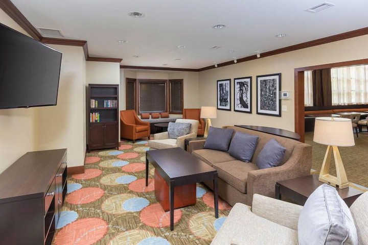Queen Suite | Free Daily Breakfast, Shared Hot Tub + Pool - Canton, OH