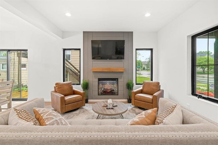 Modern 4 Bed/3.5 Bath Farmhouse Steps To Downtown Cf! - Waterloo, IA