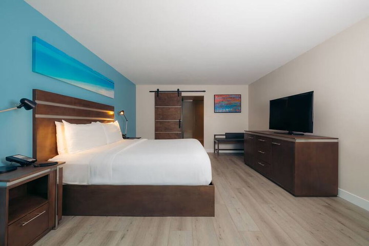 King Patio Room, The Cove Hotel, Close To Busy Port Of Long Beach - Long Beach, CA