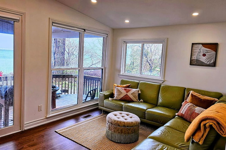 Lakeside Dreams: Retreat With Stunning Views, Private Beach Access - Bowmanville