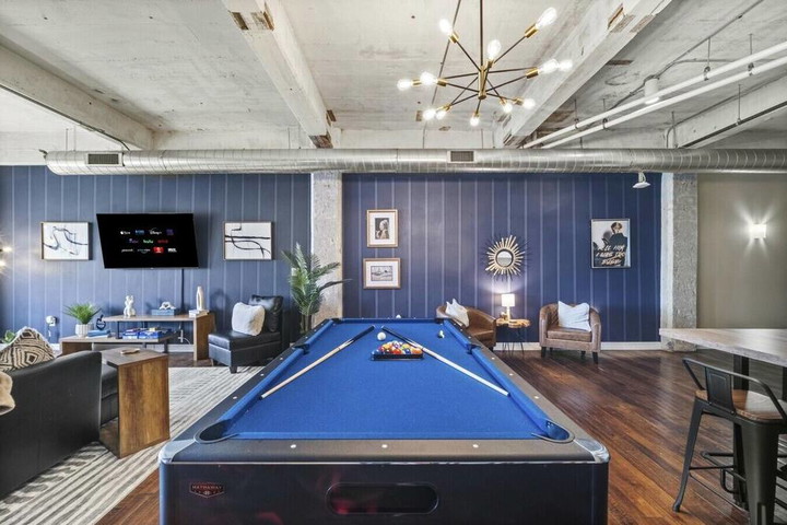 Dallas Skyscraper Loft | Pool, Gym & Movie Room - Dallas, TX