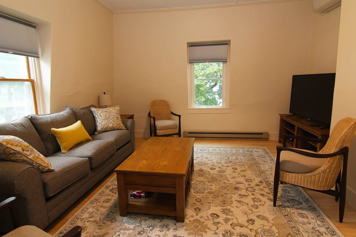 Renovated Downtown Bar Harbor Apartment, Park And Walk To Shops And Restaurants. - Bar Harbor, ME