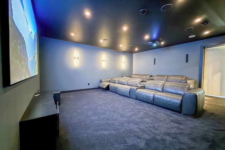 Sky View Retreat With Pool, Movie Theatre And Views - Penticton