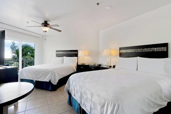 Carribean Dream! 3 Island View Units, Oceanfront, Minutes To Seven Mile Beach! - West Bay