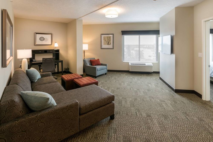 Spacious Suite W/ Free Breakfast & Local Shuttle - Saskatoon