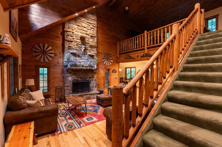 Autumn Escape Forest Creek Lodge Sleeps 10, 3br 2ba · Hot Tub Fire Pit Fireplace -