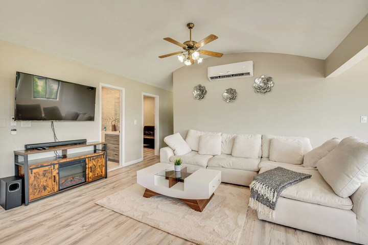 Walk To Harveys Lake! Modern Apt W/ Water Views - 댈러스