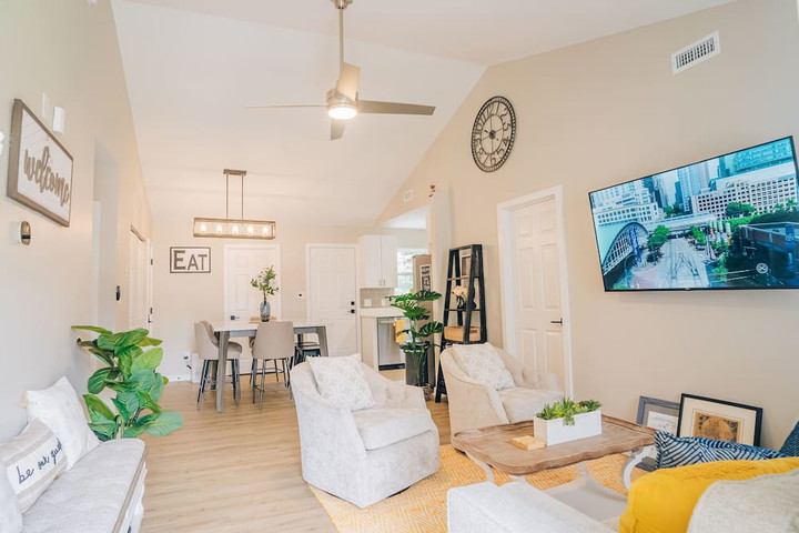 4br Oasis W/king & Private Yard Near Downtown - Belmont, NC