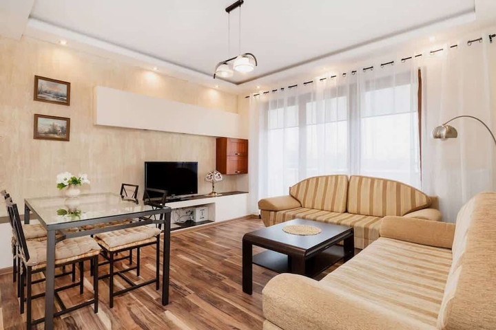 Spacious Luxury 4 Bdr, Pool, Hot Tub, Sauna, Patio - San Fernando, CA