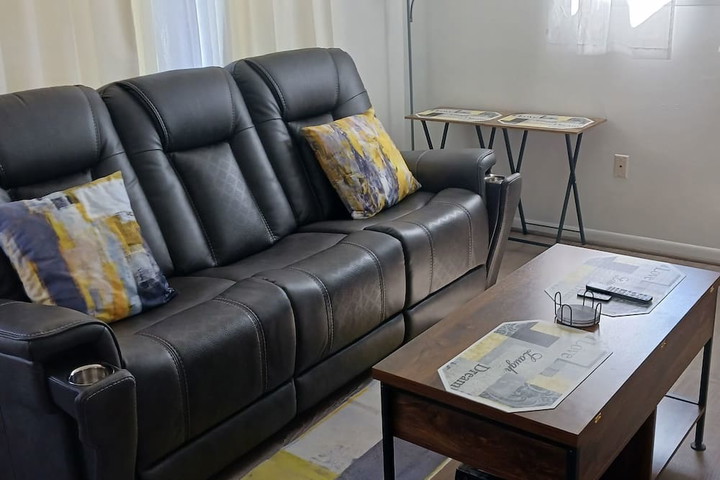 Earnie's Place - Cozy 2 Br Home With Fireplace, Sports Fan Cave Garage - Saginaw, MI