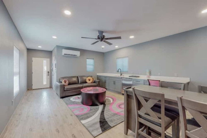 Casita Container: Hot Tub, King Bed, One Floor - Albuquerque, NM