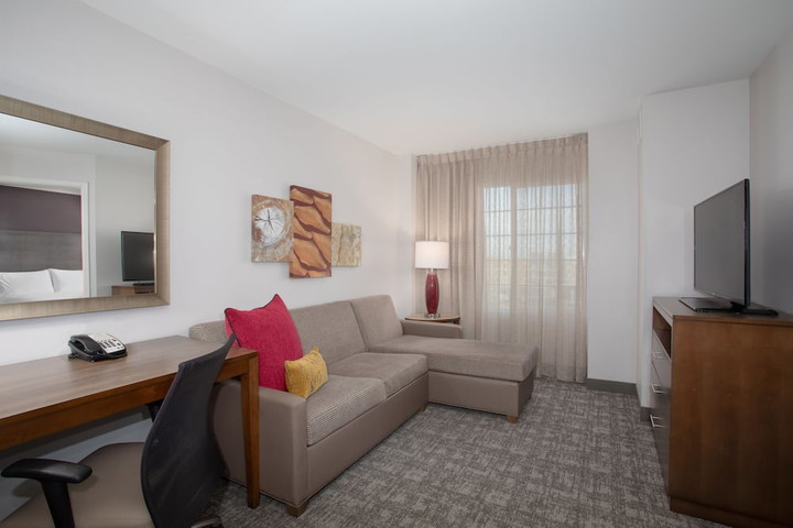 Suite W/ Full Kitchen | Near Den | Free Breakfast - Denver, CO