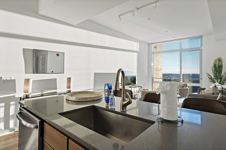 Tysons 1br + Queen Den | Rooftop Pool & City Views - Fairfax, VA