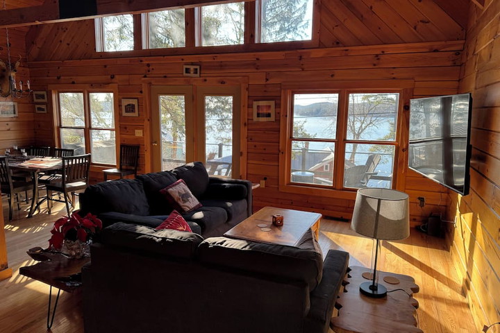 Charming 3-bedroom + Loft Log Cabin At Lake Bomoseen In Castleton, Vt. Sleeps 12 - Vermont