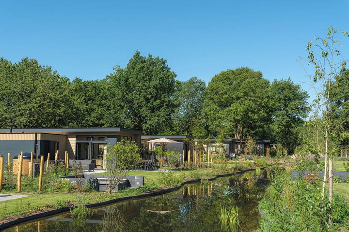 Stylish 6-person Home With Three Bedrooms, A Modern Kitchen, Air Conditioning, A Cozy Outdoor Space With A Luxury Pergola, Private Hot Tub, And A Lounge Area With An Outdoor Fireplace. Enjoy Comfort And Nature In The Veluwe. - Apeldoorn