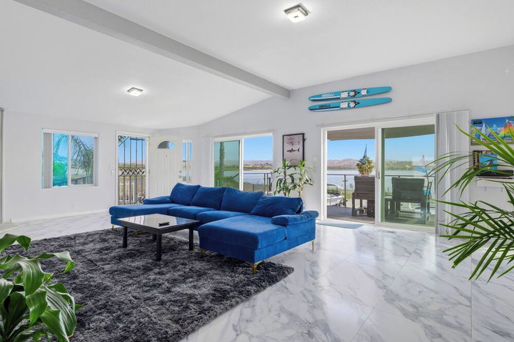 Your Own Resort On A Private Beach. Relax At This Lakefront Custom Home - Lake Elsinore, CA