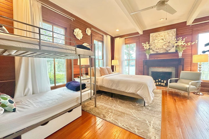 Magnolia Overlook Lakefront Resort Sleeps 90+! 2 Pools, Hot Tubs, Kayaks, Etc! - Alabama