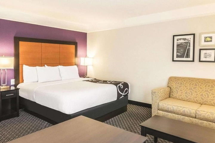 Executive King | La Quinta Orlando | Free Breakfast | Shuttle To Airport - Orlando, FL