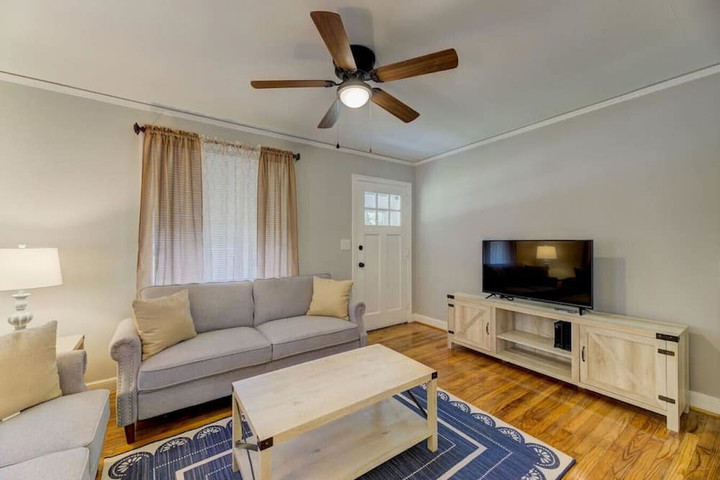 Quaint And Updated Columbian Cottage: Sleeps Four! - Columbia, SC