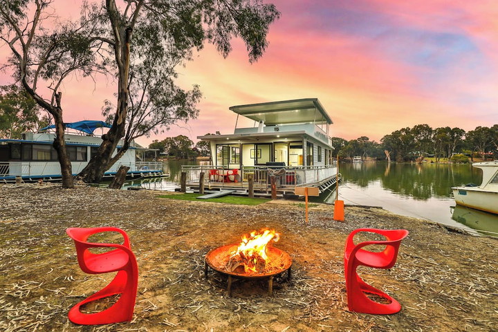 Restaway Houseboat Mildura -Modern Moored Accommodation On The Murray River - Mildura