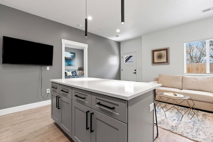 The *Minimalist's Escape* Near Greenbelt & Winery With Hot Tub! - Boise, ID