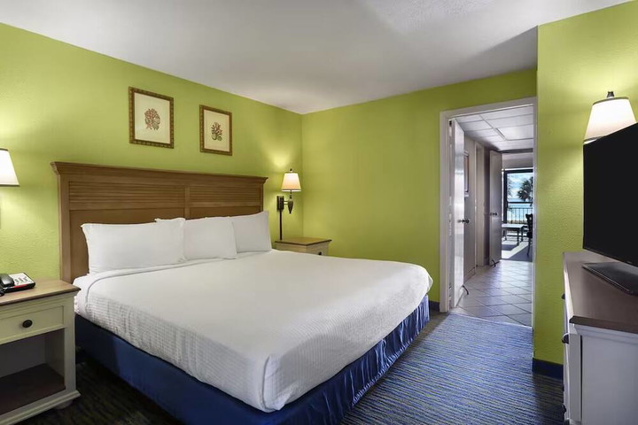 2 Bright Dominican King Suites | Pool, Tiki Bar, 1.7 Mi To Ripleys Aquarium - South Carolina