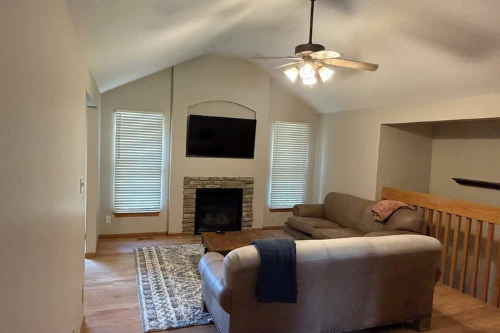Near Lake Shawnee, Sleeps 14+, Arcade, Ping-pong & Deck - Topeka, KS
