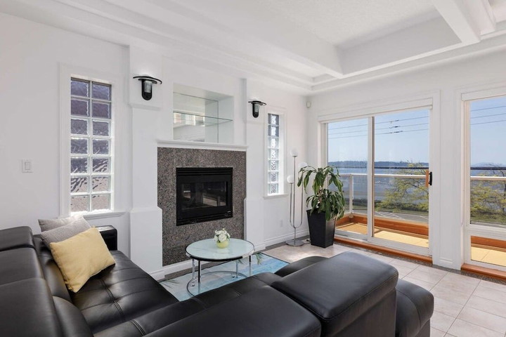 Waterfront Home On Marine Dr | Steps To The Beach - White Rock
