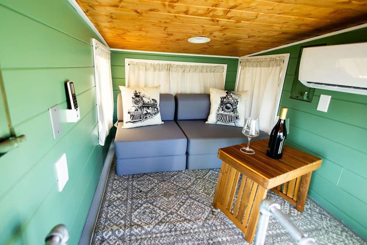 Beautifully Renovated Yellow Union Pacific Caboose, Tehachapi Overlooking Cable - Tehachapi, CA