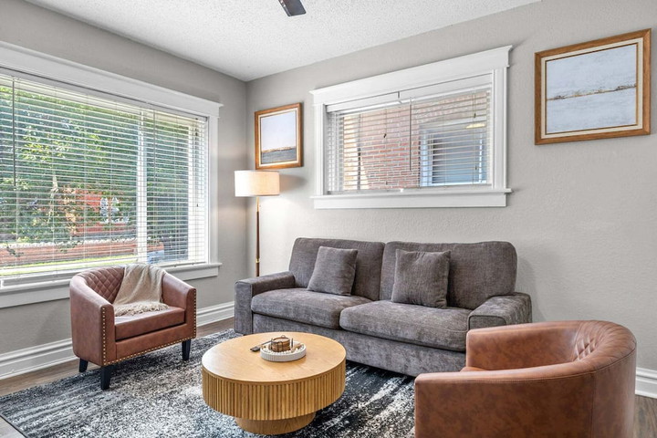 The Grove | King Bed, Workspace & Free Parking - Kirkwood, MO