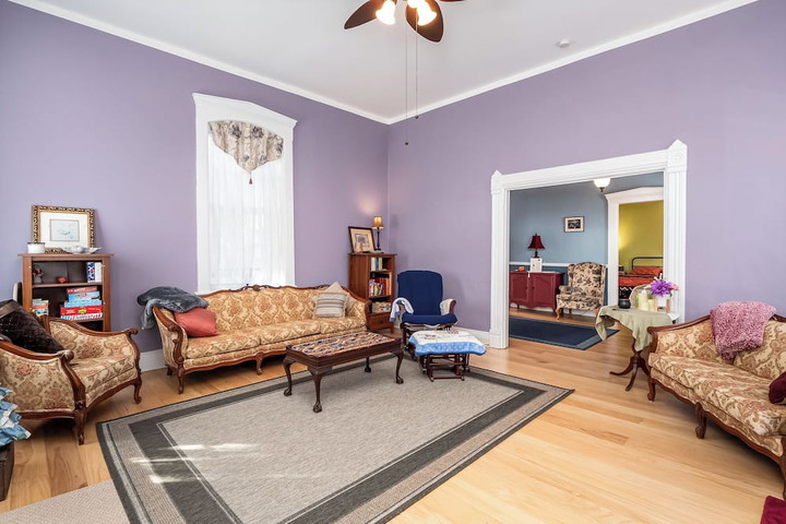 Landmark, Accessible Home In The Heart Of Bellevilles Historic Downtown - Belleville, IL