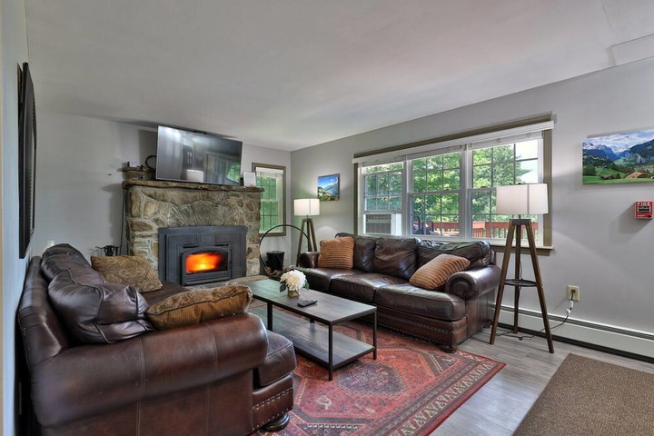 Bigelow Chalet At Killington: 8br/4.5 Ba Pet Friendly Home W/ Hot Tub, Fireplace. - Killington, VT