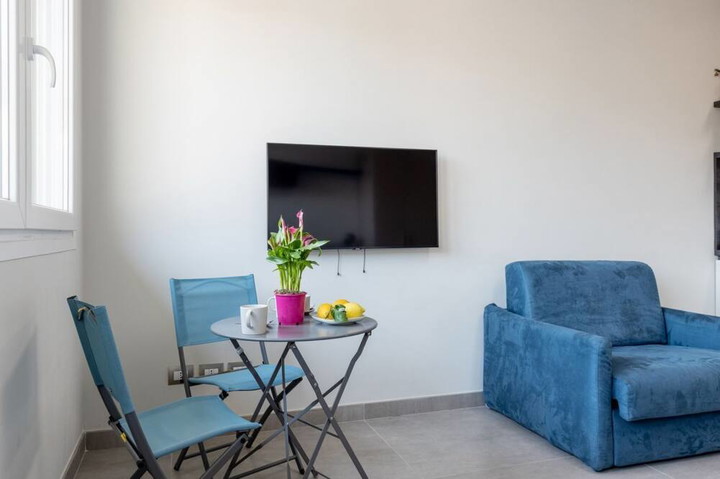 Guesthost - Modern Studio Apartment Of About 40 Sqm, Located On The 2nd Floor Of A Renovated Building (With Elevator), For 3 People And Equipped With A Shared Swimming Pool And Free Private Parking Space.the Property Is Located In Calambrone, Just 400 Me - Livorno