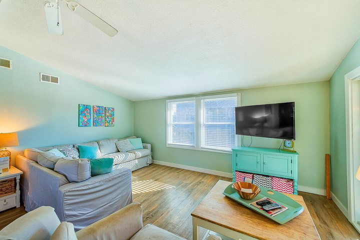 Warm & Happy Home A Short Walk From The Beach With Central Ac & Screened Porch - Hatteras, NC