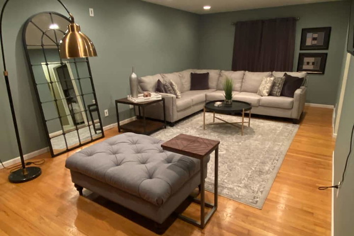 Executive Brown Deer Home With 4 Bedrooms 6 Beds 2.5 Baths Big Screen Media Room - Grafton, WI