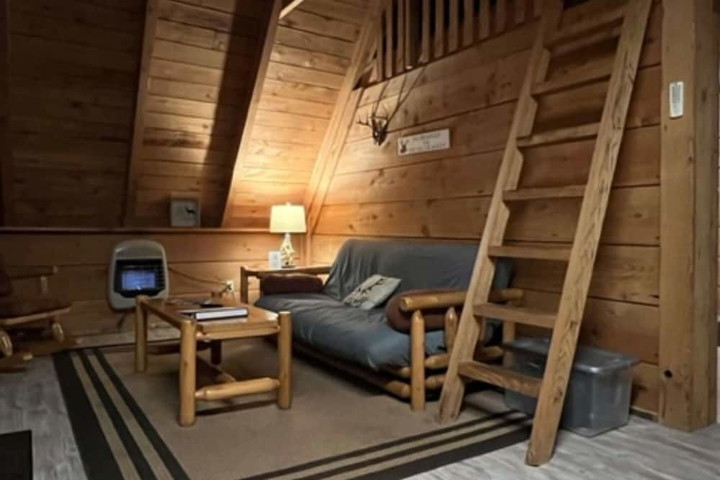 Hot Tub & Pet Friendly Chalet - Summersville, WV