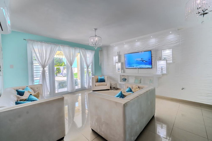 Tropical Retreat Stay-spacious 5br Oasis With Pool, Solar Backup, For 20 Guests! - Rincón