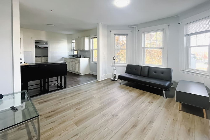Renovated 3-bedroom Apartment In Dedham - Legacy Mall - Norwood, MA