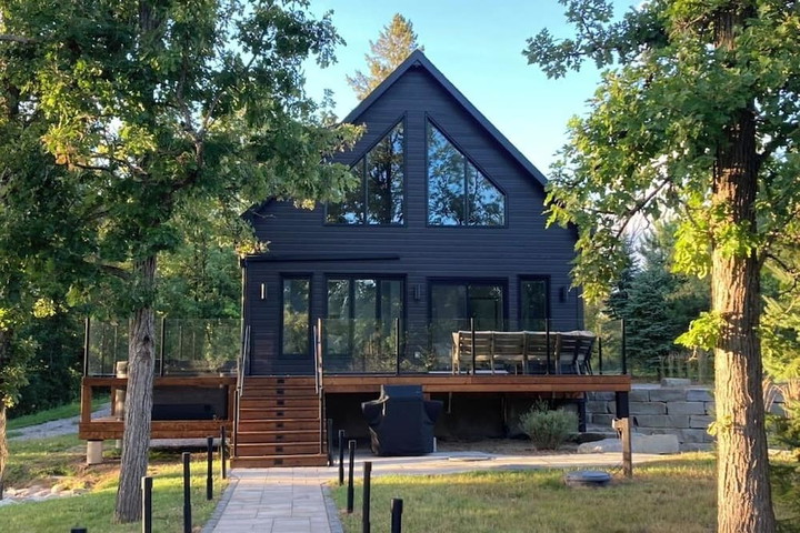 Welcome To White Oaks, A Luxury Retreat Nestled Quietly On The Quyon River. - Ottawa